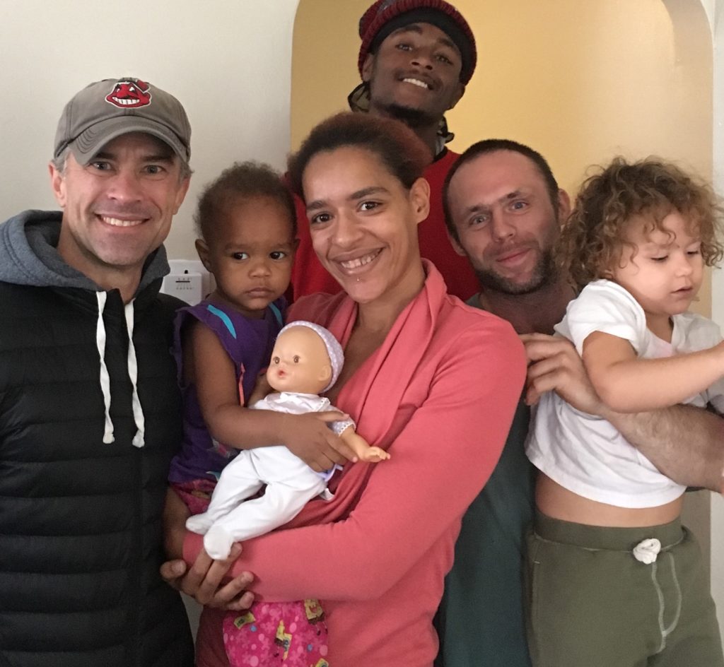 Jim Gordon Delivers Gifts to Families in Need - Ansa Assuncao